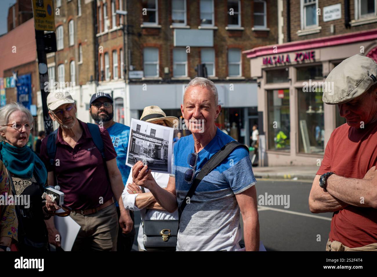 Walking tour guide talking hi-res stock photography and images - Alamy