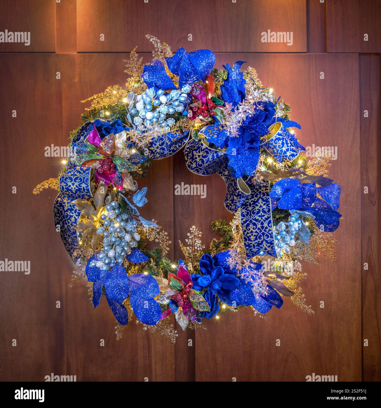 Modern christmas wreath hi-res stock photography and images - Alamy