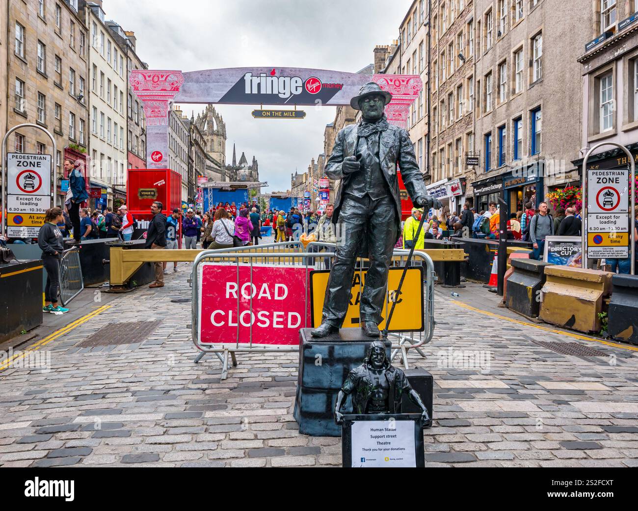 Street performer living statue hi-res stock photography and images - Alamy