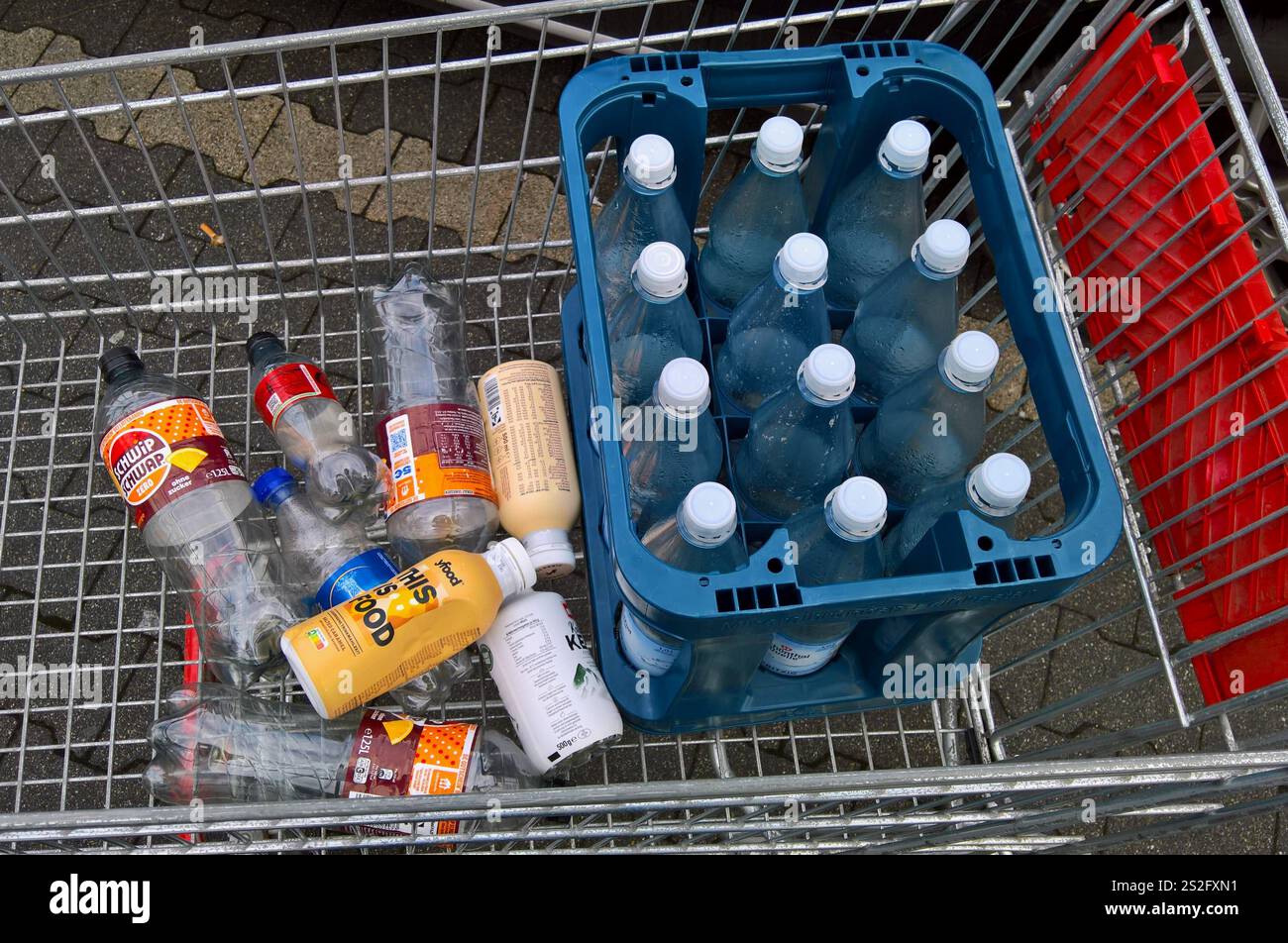 Recycling von Plastik. Leergut - Wasserkasten mit Mehrweg ...