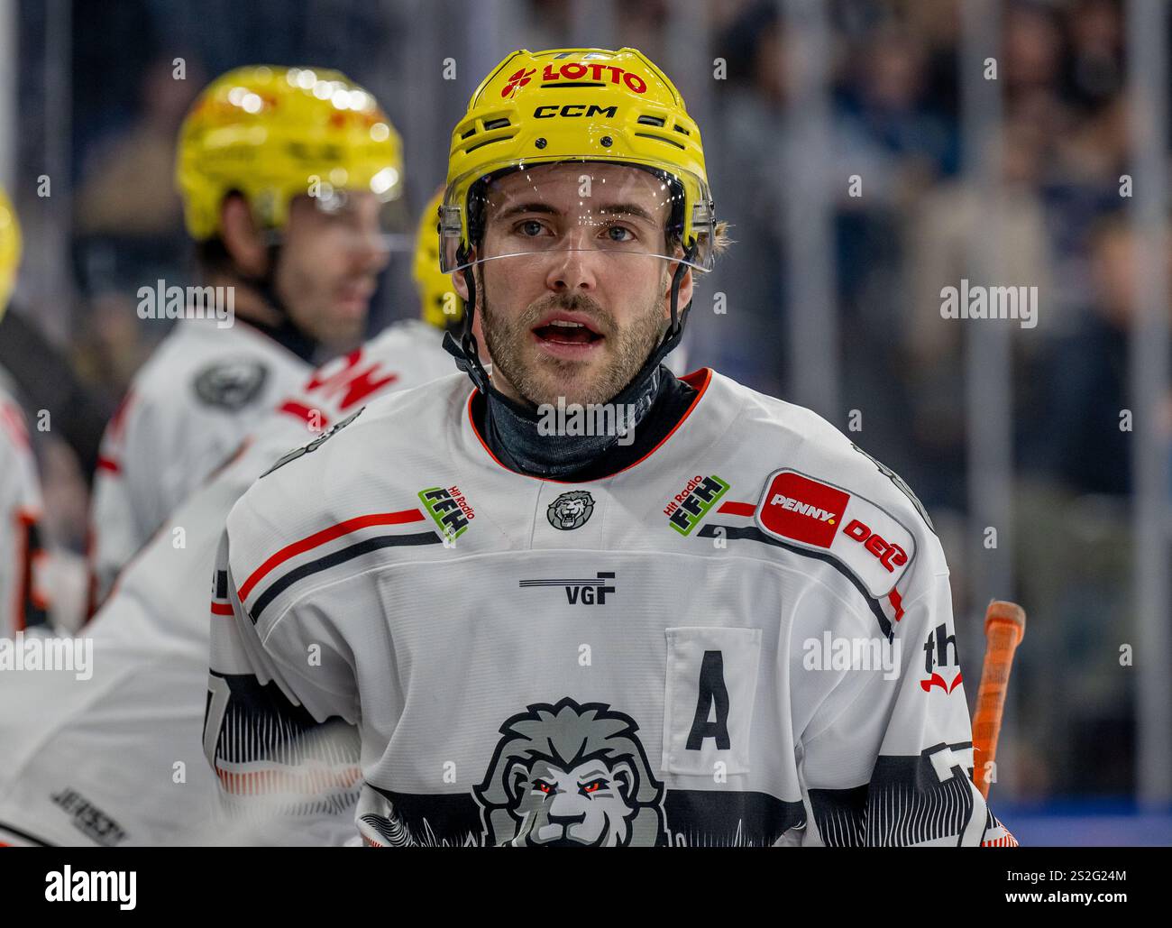 Daniel Pfaffengut (Loewen Frankfurt, #77). GER, EHC Red Bull Muenchen ...