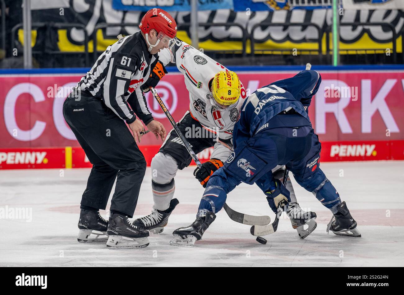 Linesperson Markus Merk fuehrt ein Bully / Faceoff aus zwischen Nathan Burns (Loewen Frankfurt ...