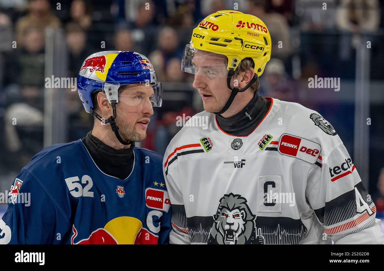 Die beiden Kapitaene Patrick Hager (EHC Red Bull Muenchen, #52) und ...