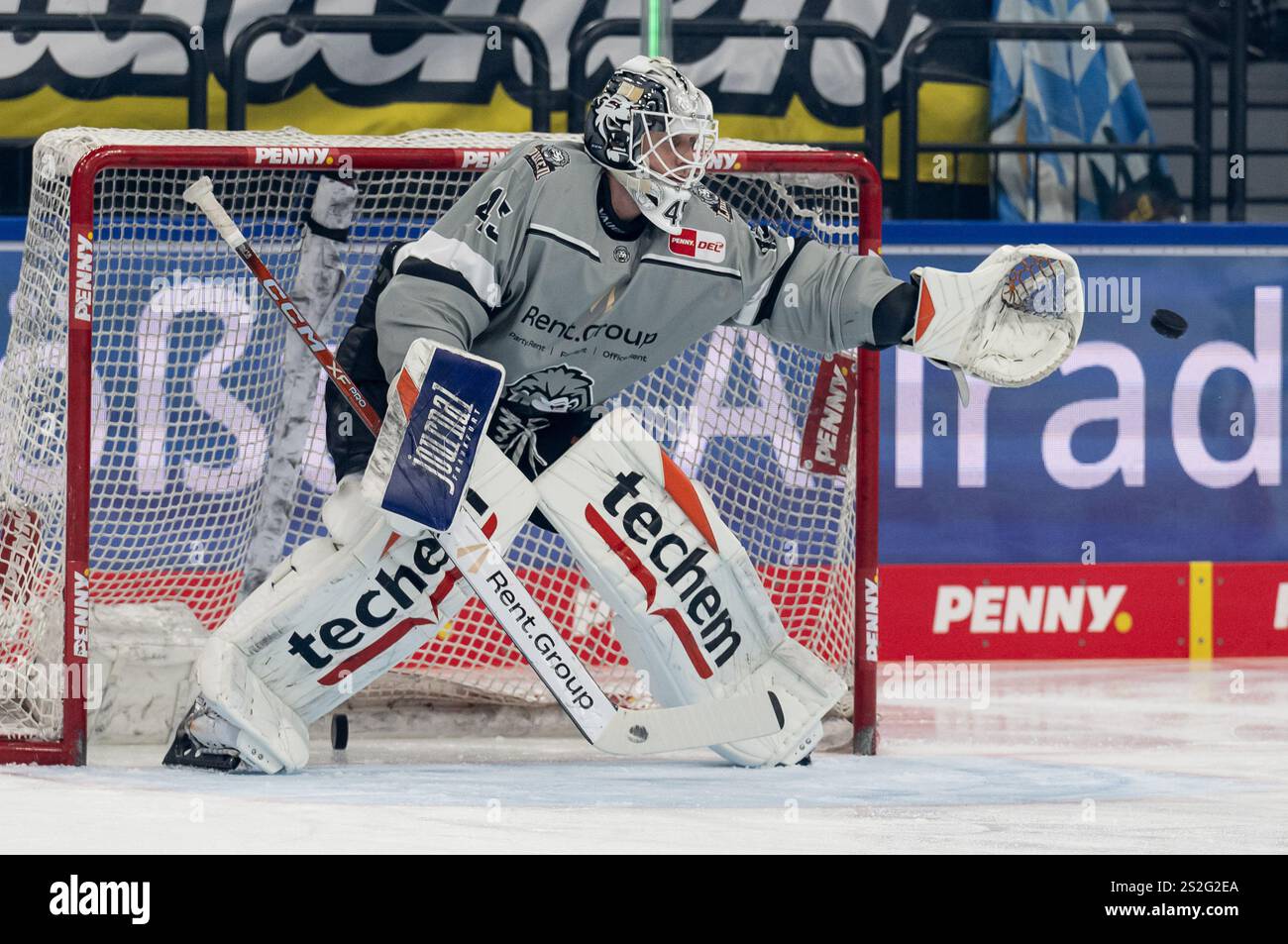 Jussi Olkinuora (Torwart, Loewen Frankfurt, #45) beim Warmup. GER, EHC ...