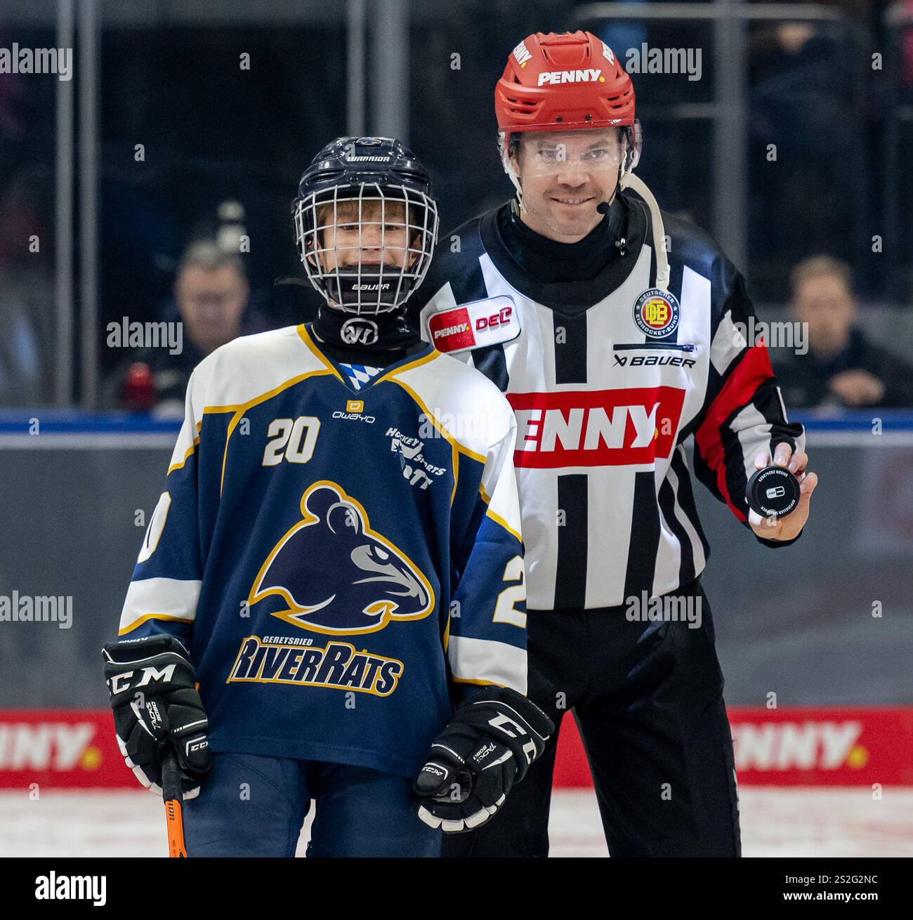 Hauptschiedsrichter Reid Anderson mit Puckkind Alex von den ESC River ...