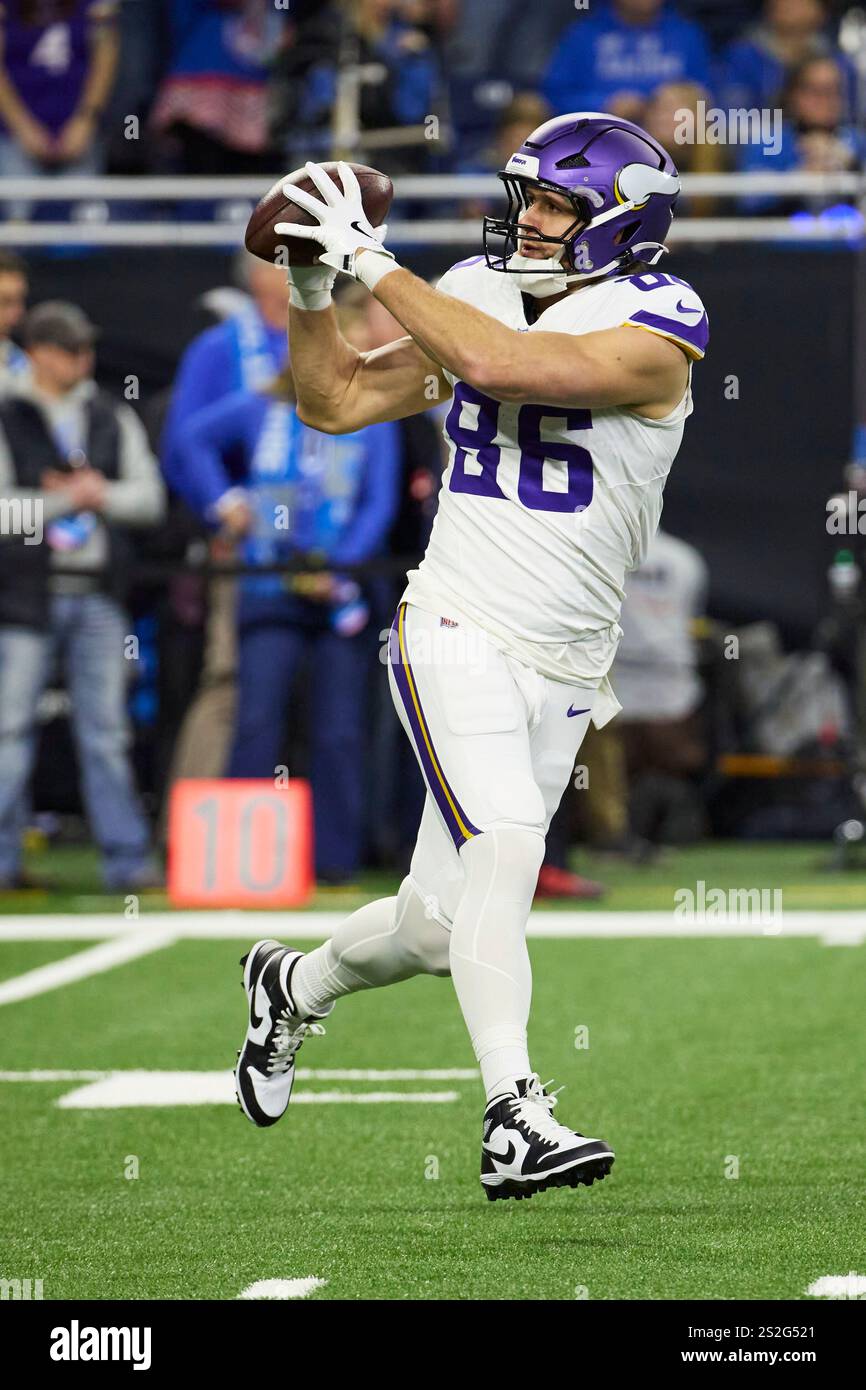 Minnesota Vikings tight end Johnny Mundt (86) warms up against the ...