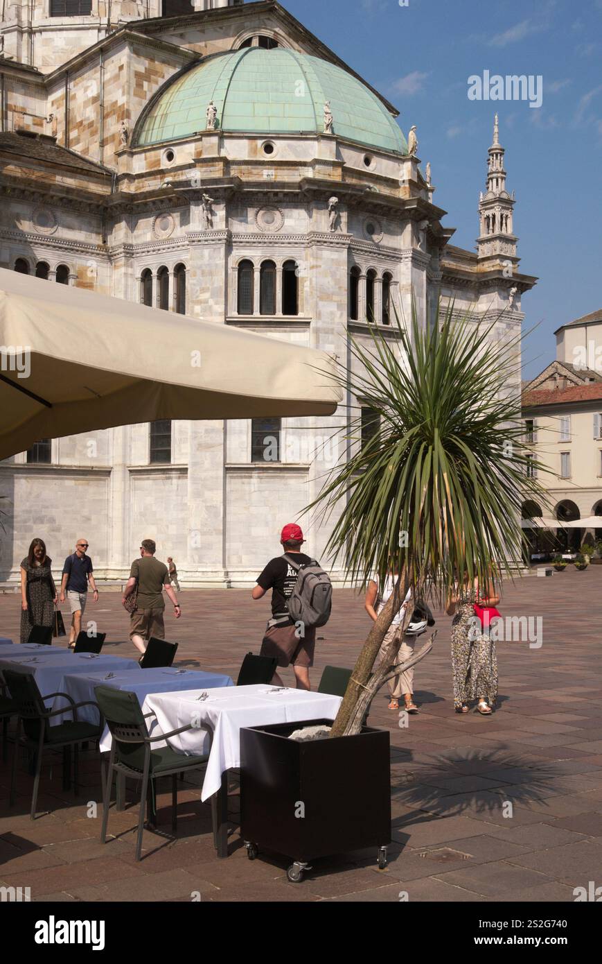 cafe restaurant tables, tourists and cathedral in Como, Lombardy, Italy ...