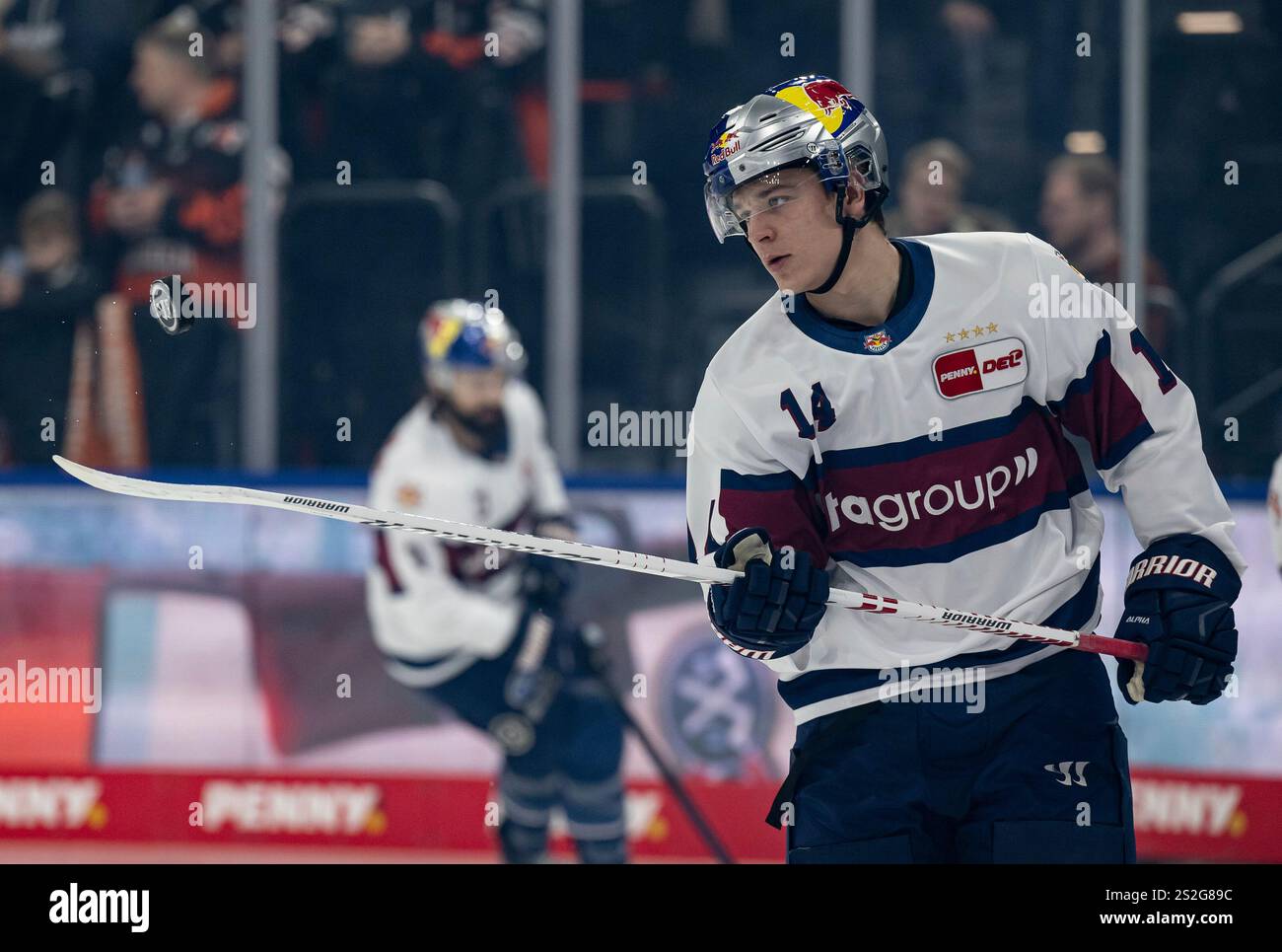 Muenchen, Deutschland. 06th Jan, 2025. Nick Maul (EHC Red Bull Muenchen, #14) beim Warmup beim ...