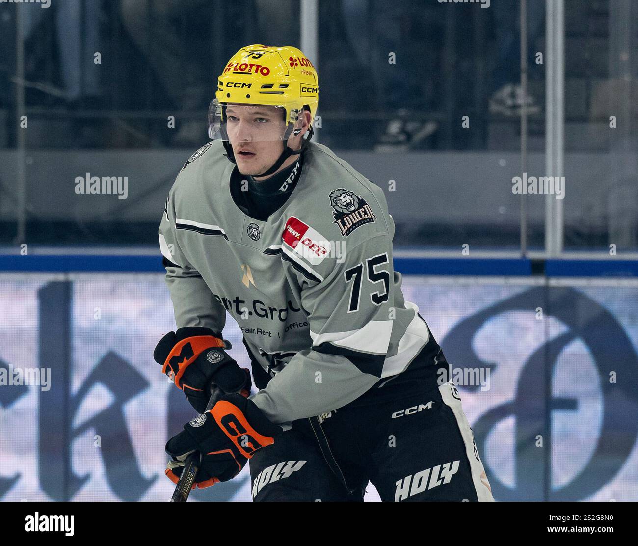 Muenchen, Deutschland. 06th Jan, 2025. Julian Napravnik (Loewen ...