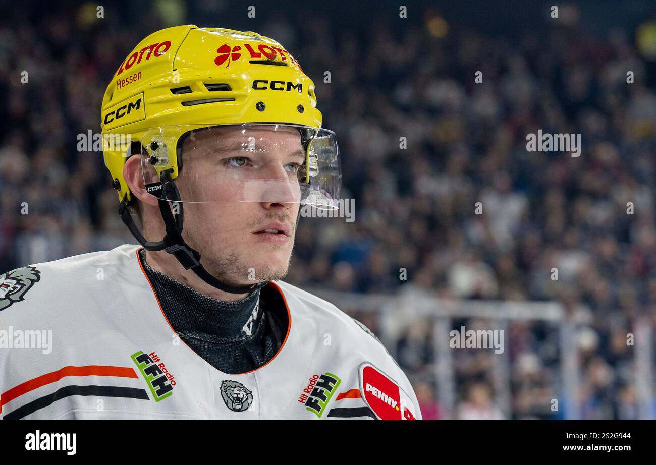 Muenchen, Deutschland. 06th Jan, 2025. Julian Napravnik (Loewen ...