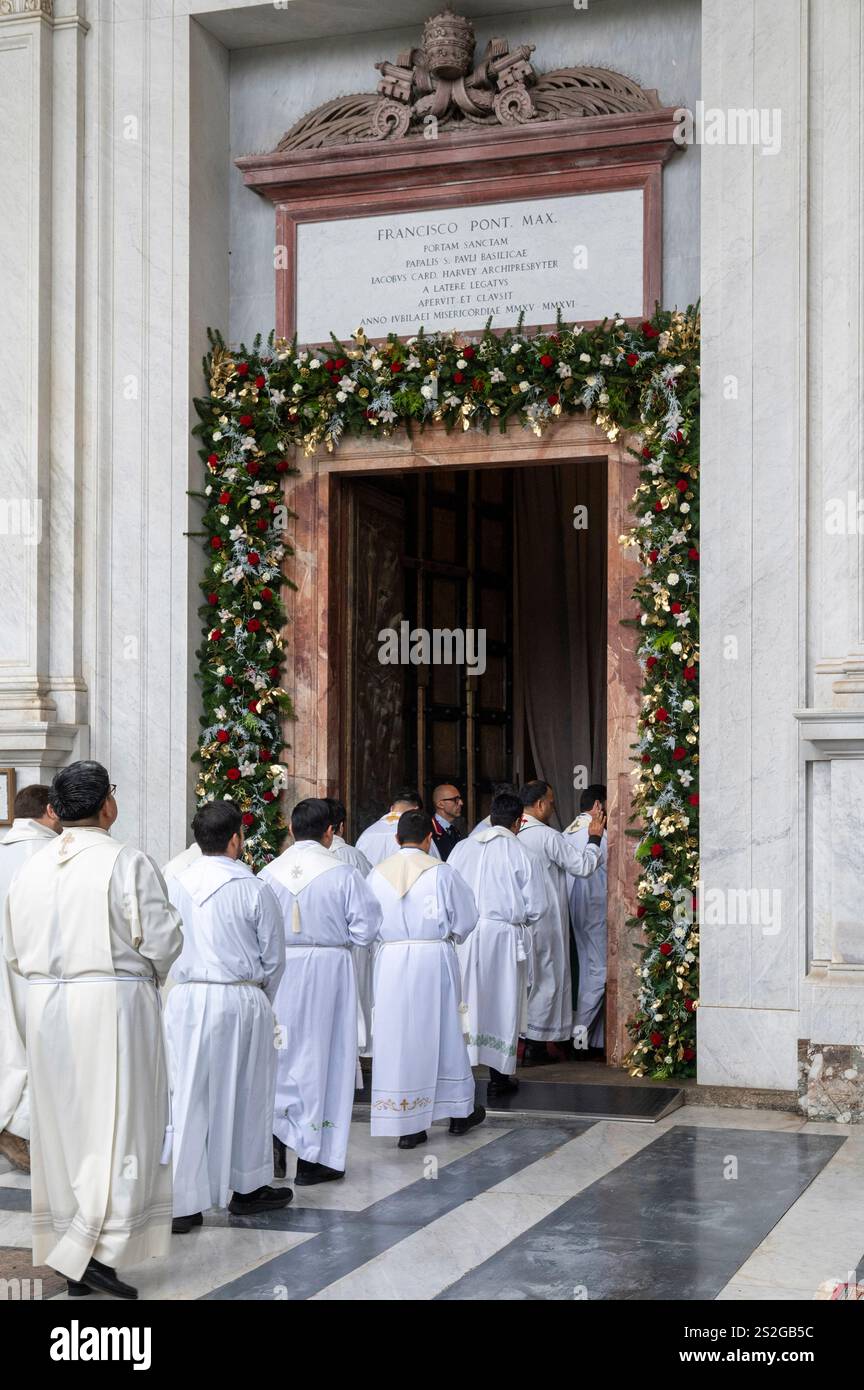 Vatican City State, Vatikanstadt. 05th Jan, 2025. Cardinal James Michael Harvey opens the last ...