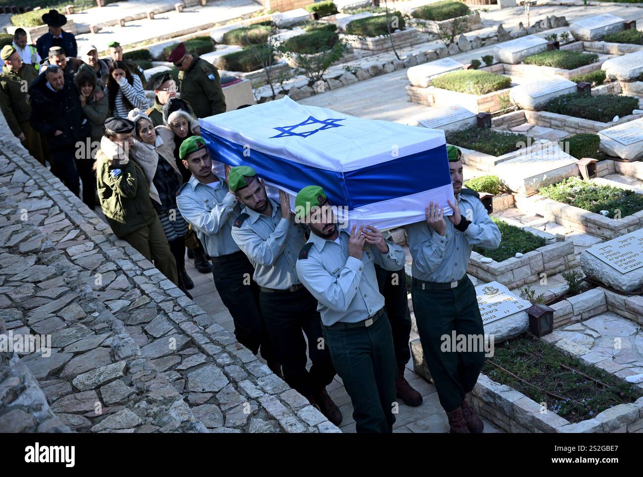 Jerusalem, Israel. 07th Jan, 2025. Israeli soldiers carry the flag ...