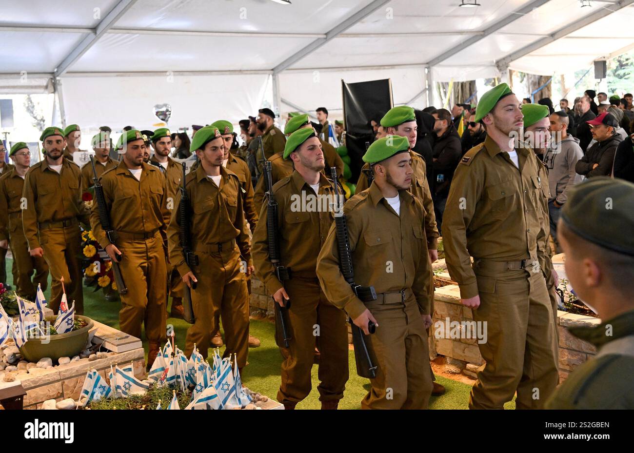 Jerusalem, Israel. 07th Jan, 2025. Israeli soldiers attend the funeral ...
