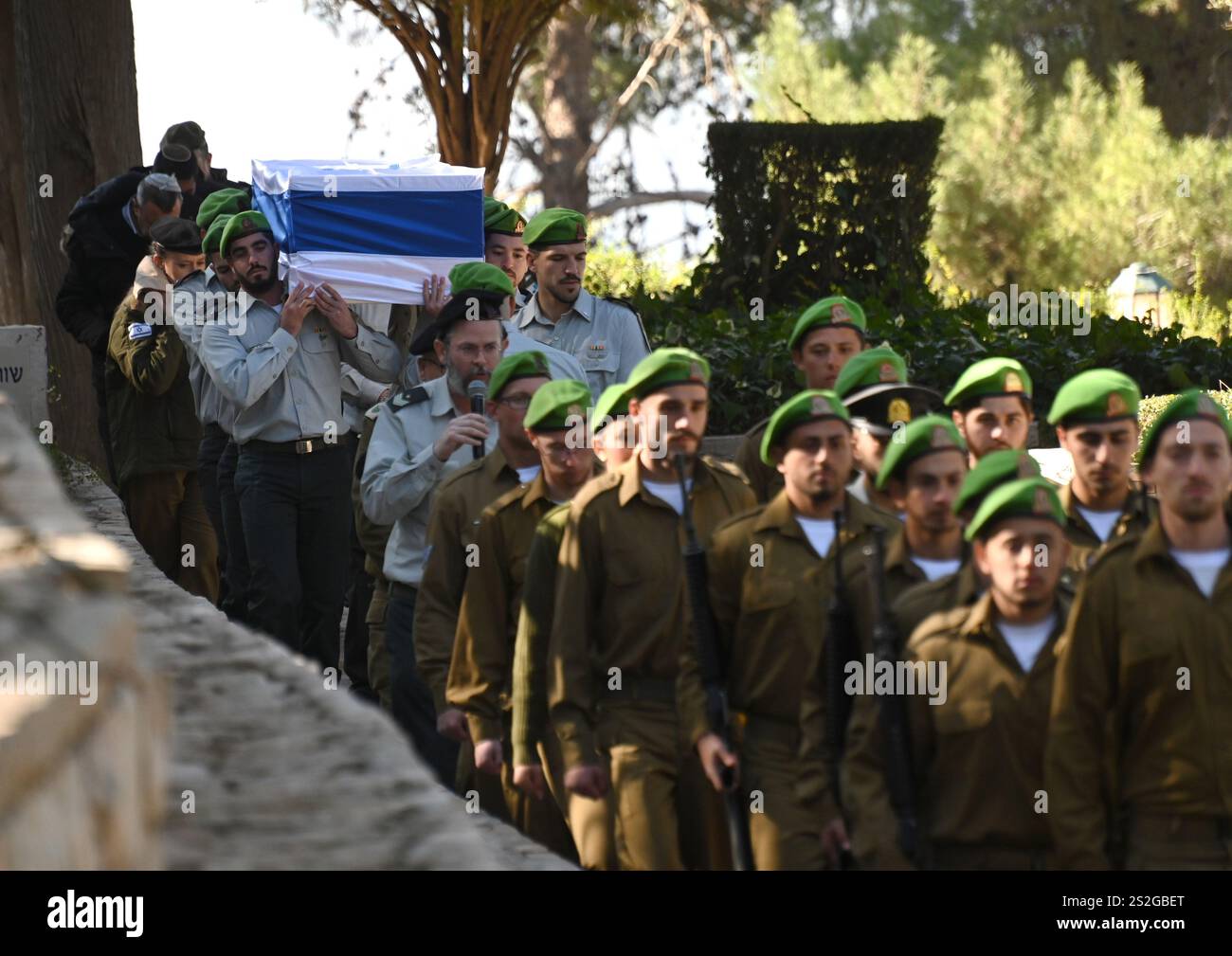 Jerusalem, Israel. 07th Jan, 2025. Israeli soldiers carry the flag ...