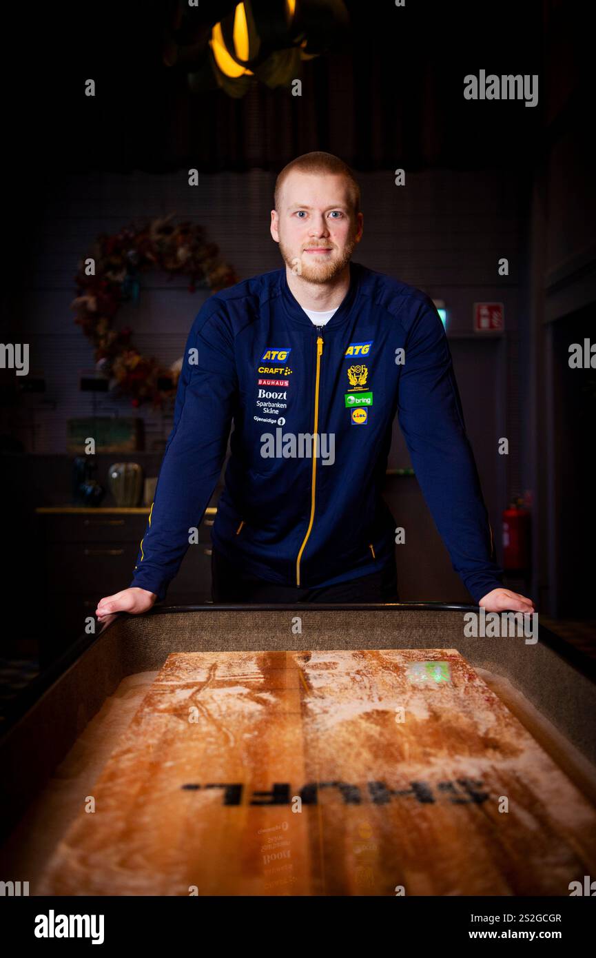 250107 Felix Möller under en pressträff med svenska herrlandslaget i ...