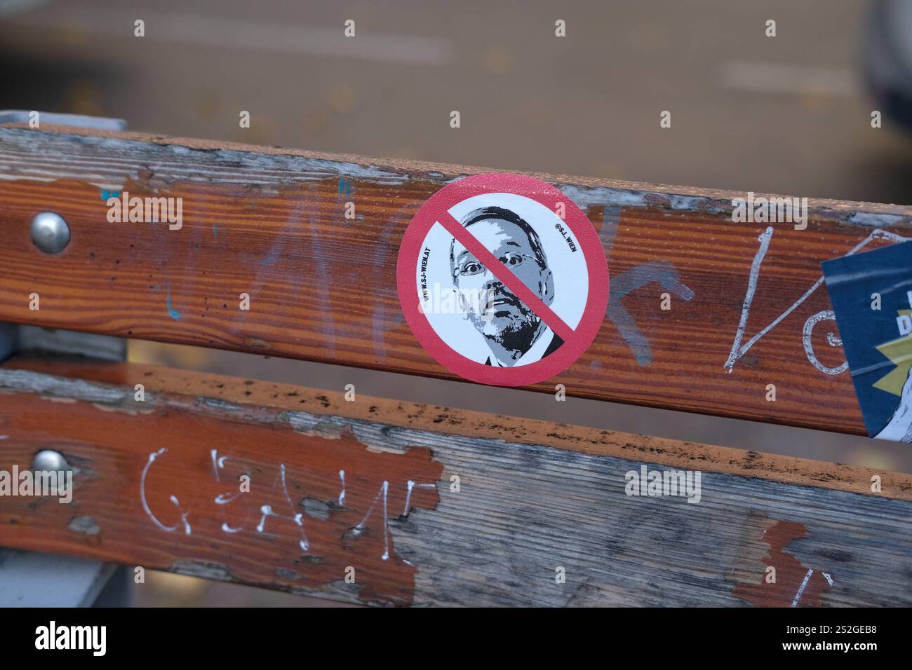 Nix Kickl Nix Kickl. Sticker mit durchgestrichenem Konterfei von Herbert Kickl auf Parkbank ...