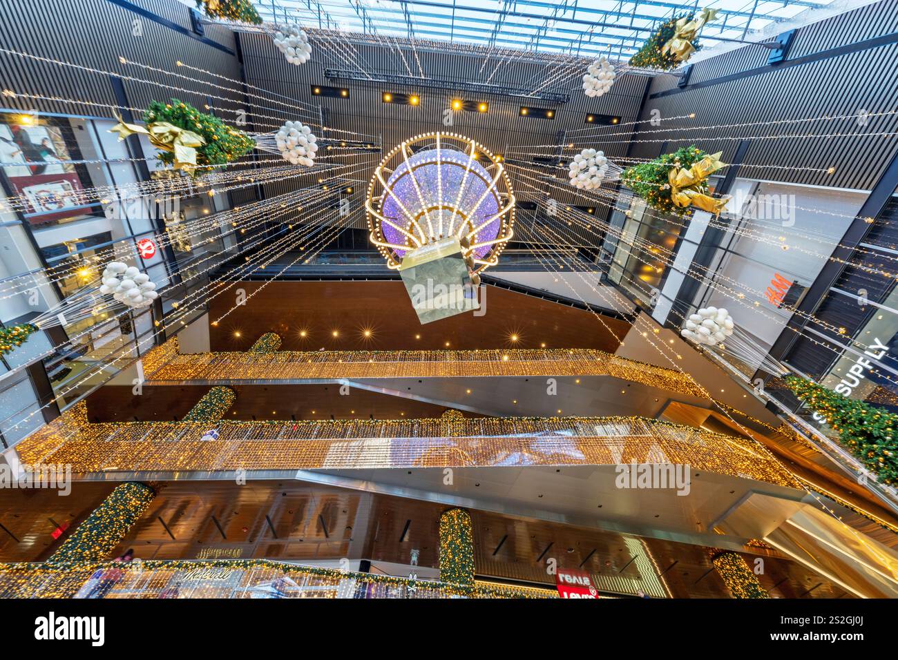 Hudson Yards Shopping Mall, decorated for christmas Midtown, Manhattan ...