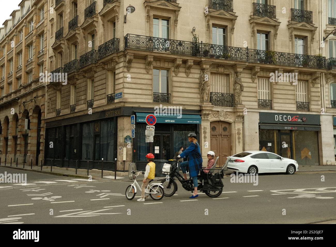 Parisian street signs hi-res stock photography and images - Alamy