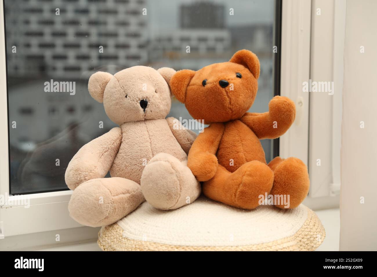 Teddy bears on window sill at home Stock Photo - Alamy