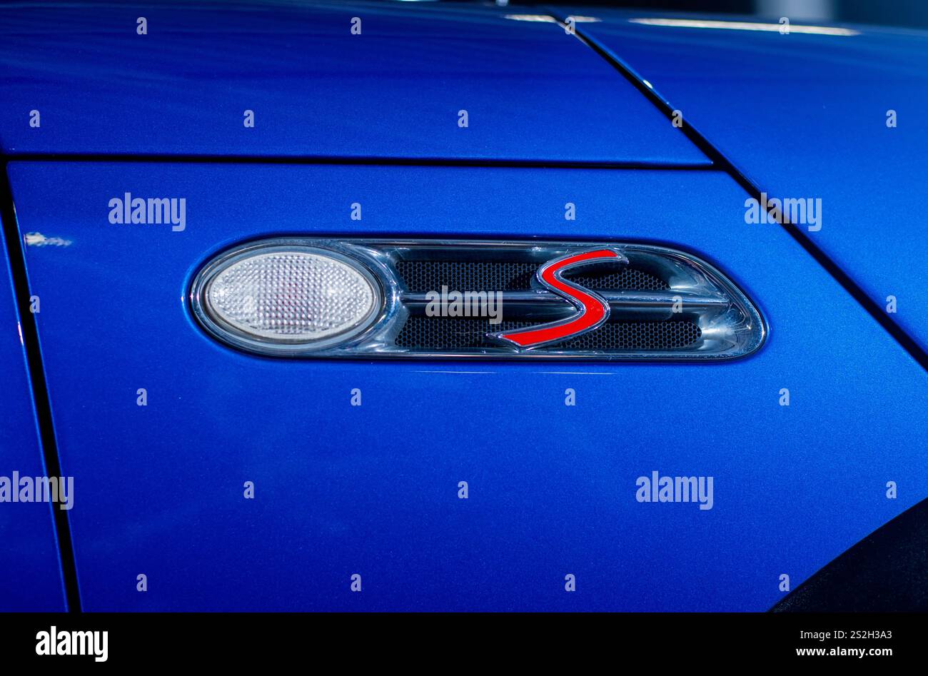 R53 Mini Cooper S British hot hatch compact sports car Stock Photo - Alamy