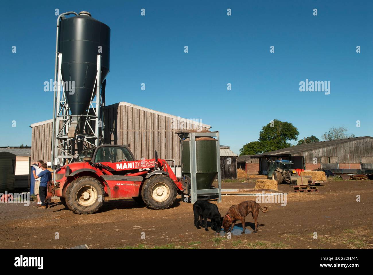 Farmer grain silo uk hi-res stock photography and images - Alamy