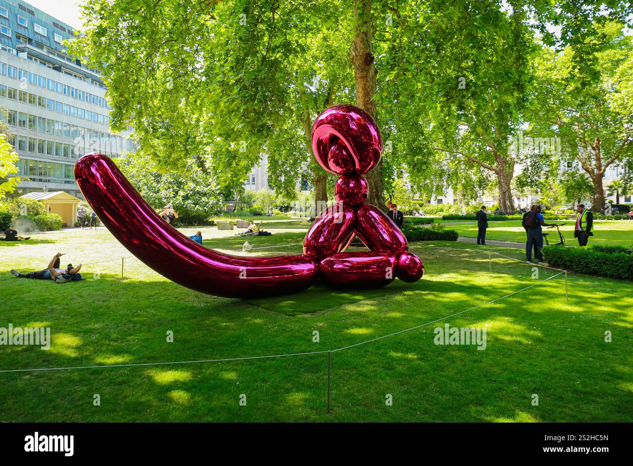 London, UK. 15 Jun 2022. Artist Jeff Koons sculpture Balloon Monkey ...