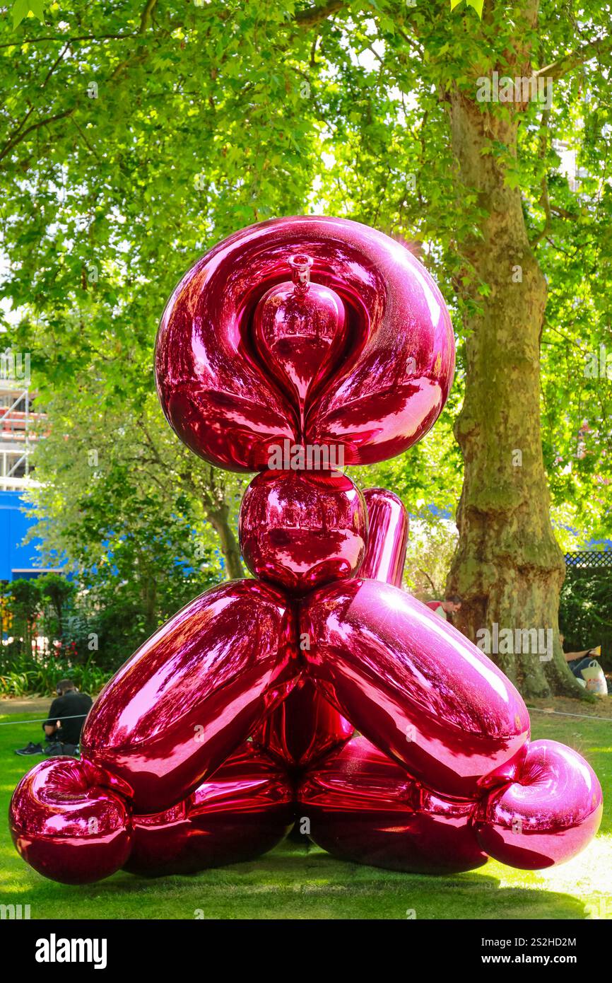 London, UK. 15 Jun 2022. Artist Jeff Koons sculpture Balloon Monkey ...