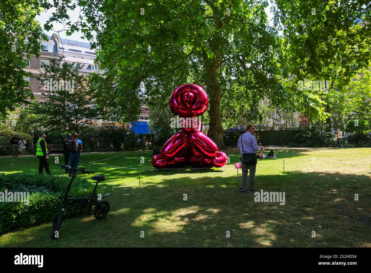 London, UK. 15 Jun 2022. Artist Jeff Koons sculpture Balloon Monkey ...