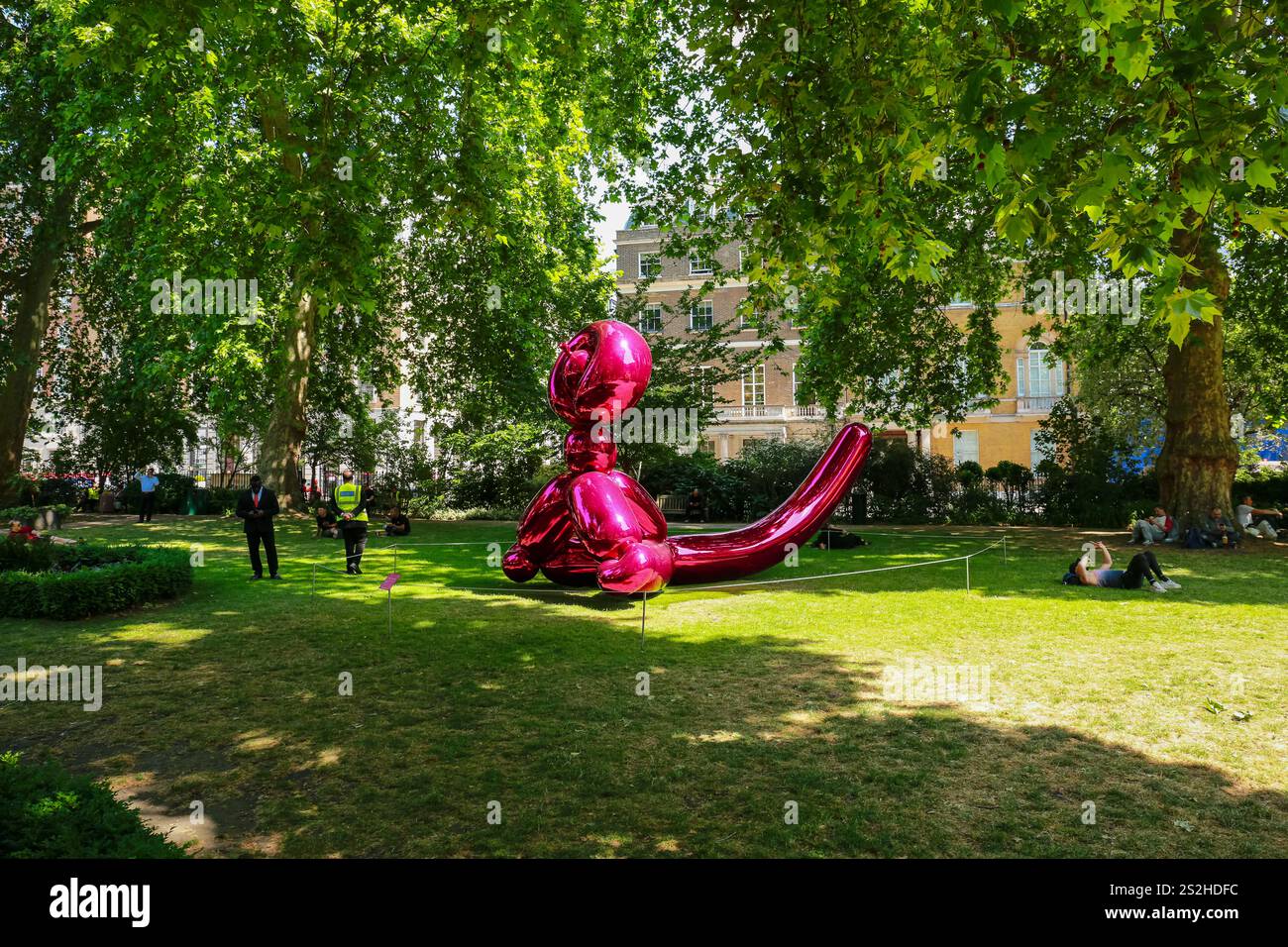 London, UK. 15 Jun 2022. Artist Jeff Koons sculpture Balloon Monkey ...