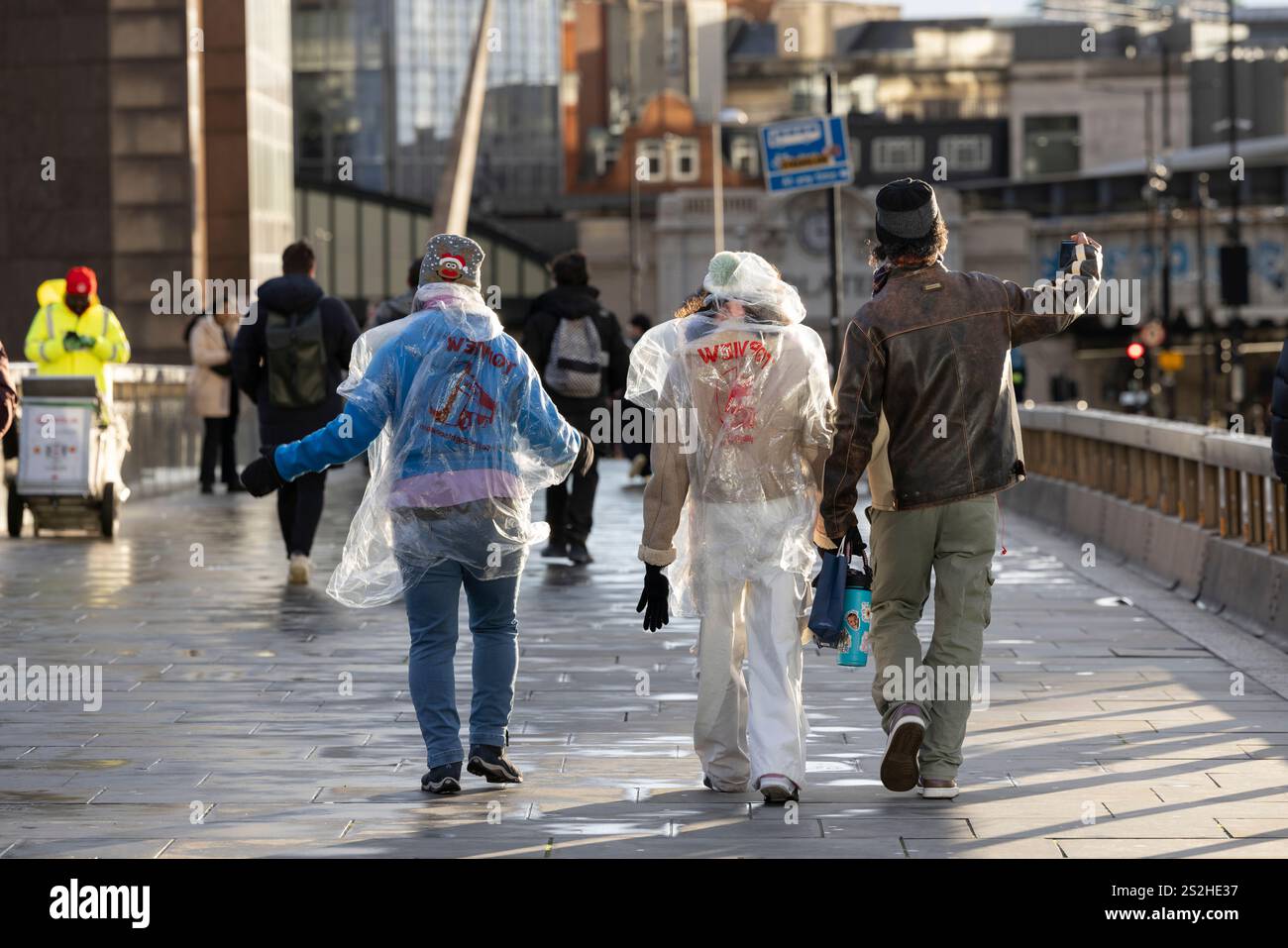 Winter tourists enjoy the late afternoon winter sunshine on London ...