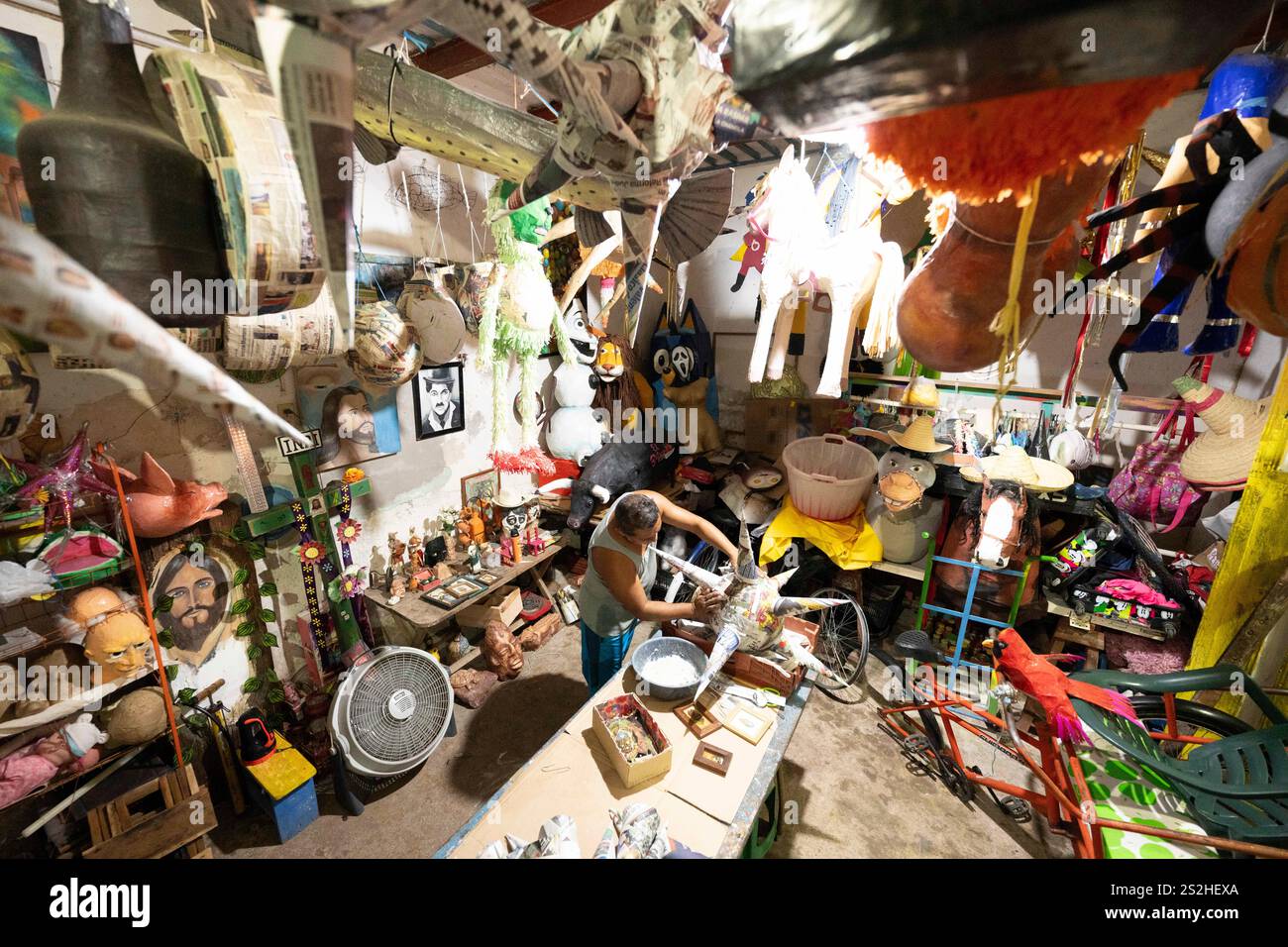 Baca, Mexico. 20th Nov, 2024. A man making a pinata in his workshop ...