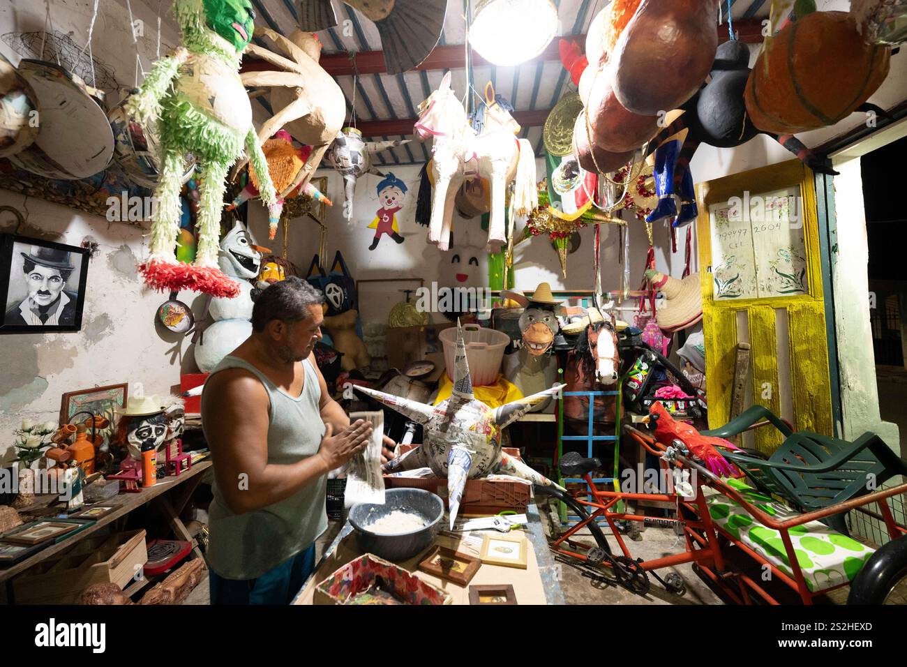 Baca, Mexico. 20th Nov, 2024. A man making a pinata in his workshop ...