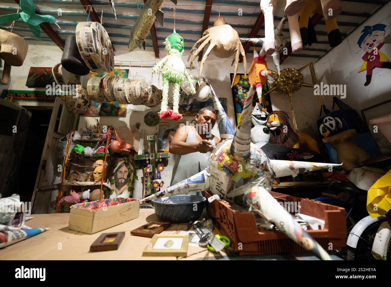 Baca, Mexico. 20th Nov, 2024. A man making a pinata in his workshop ...