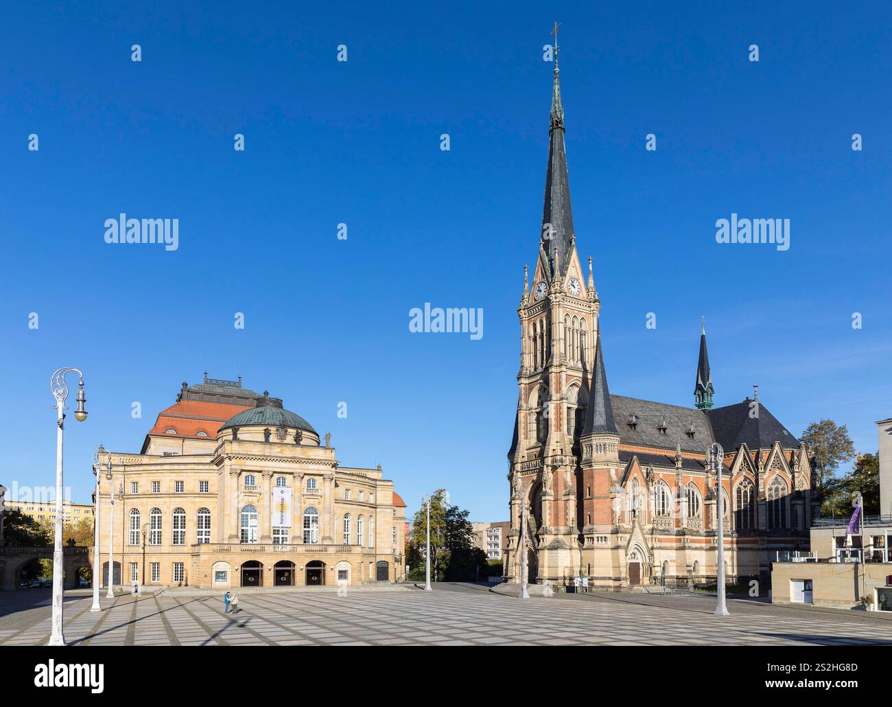 Opernhaus und Petrikirche am Theaterplatz in Chemnitz, Sachsen ...