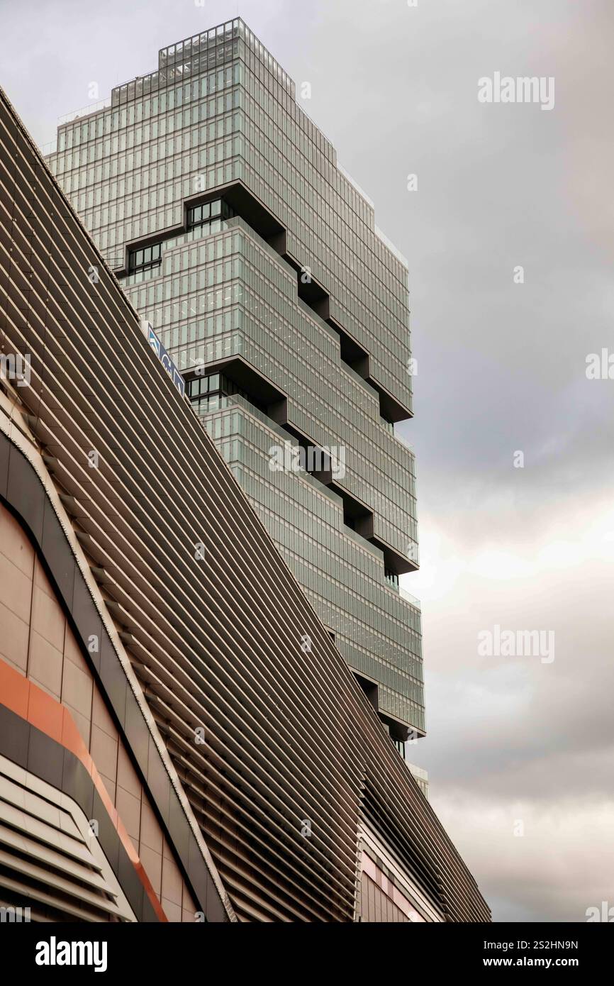 Amazon Tower Bürogebäude an der Warschauer Brücke in Berlin ...