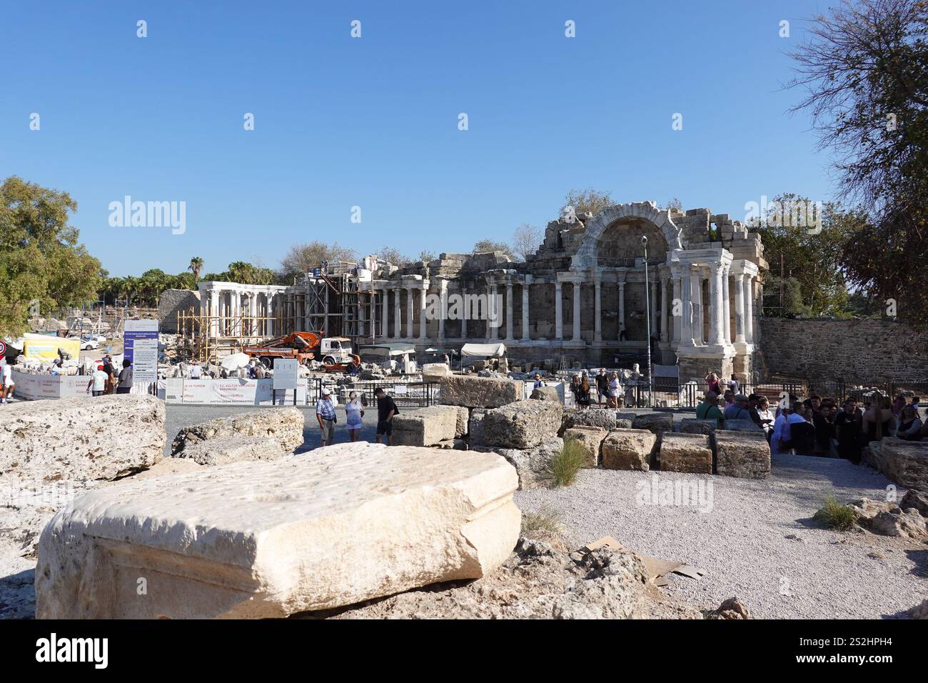 Ruins ancient monumental fountain hi-res stock photography and images - Alamy