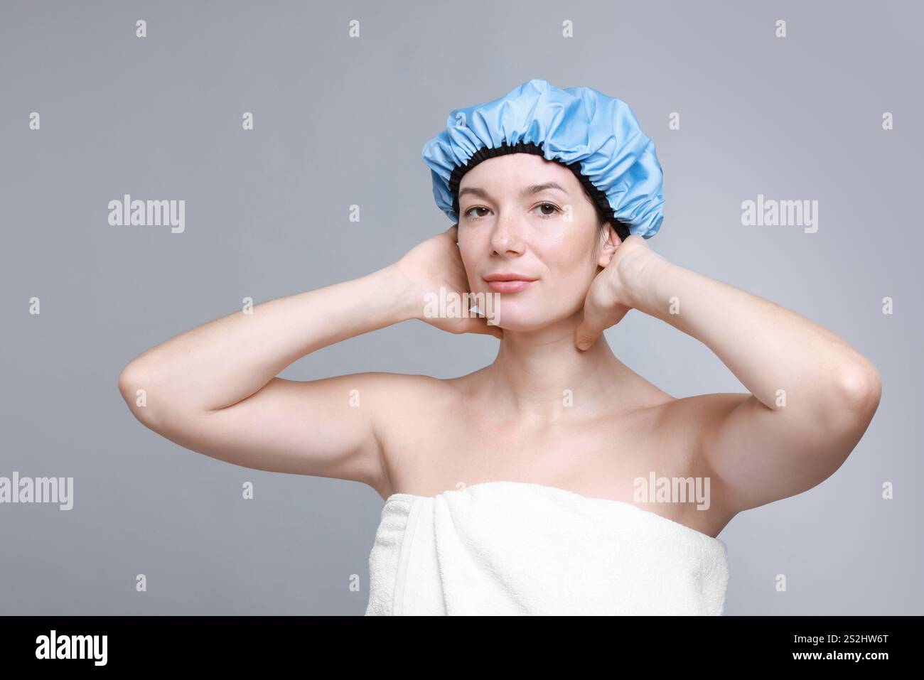 Wearing shower cap hi-res stock photography and images - Alamy