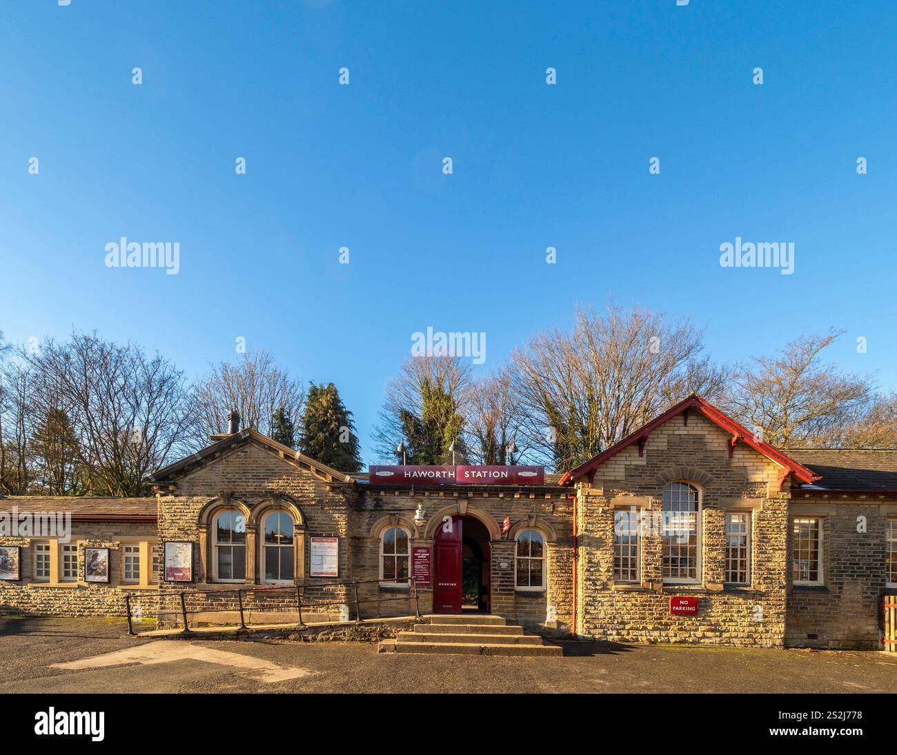 Haworth station building hi-res stock photography and images - Alamy