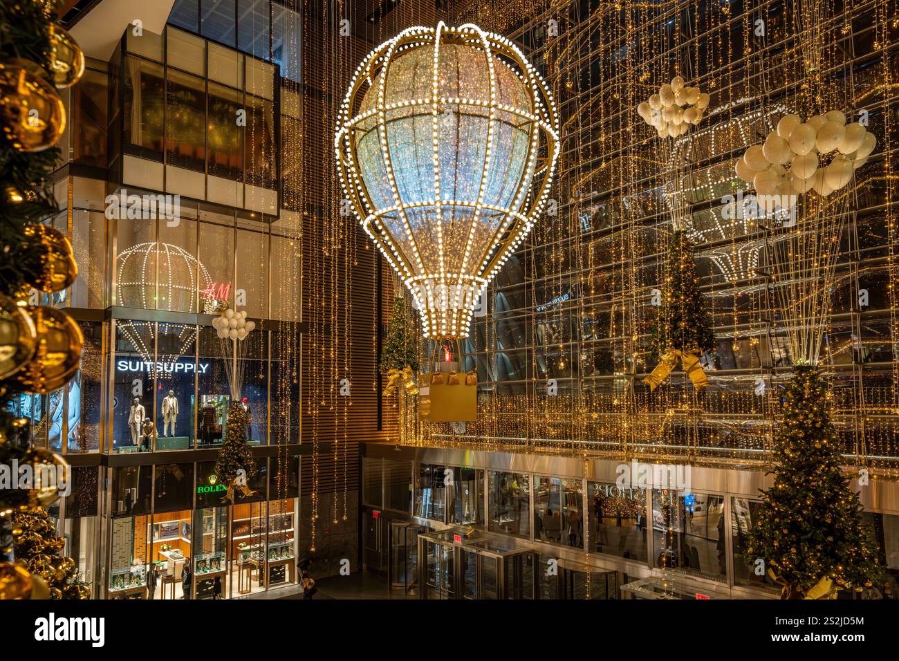 Hudson Yards Shopping Mall, decorated for christmas Midtown, Manhattan ...