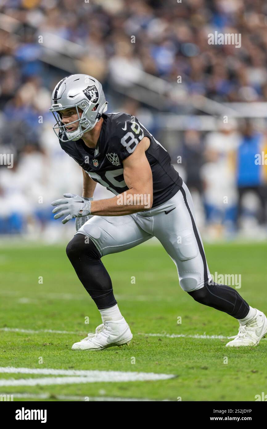 Las Vegas Raiders tight end Brock Bowers (89) against the Los Angeles ...