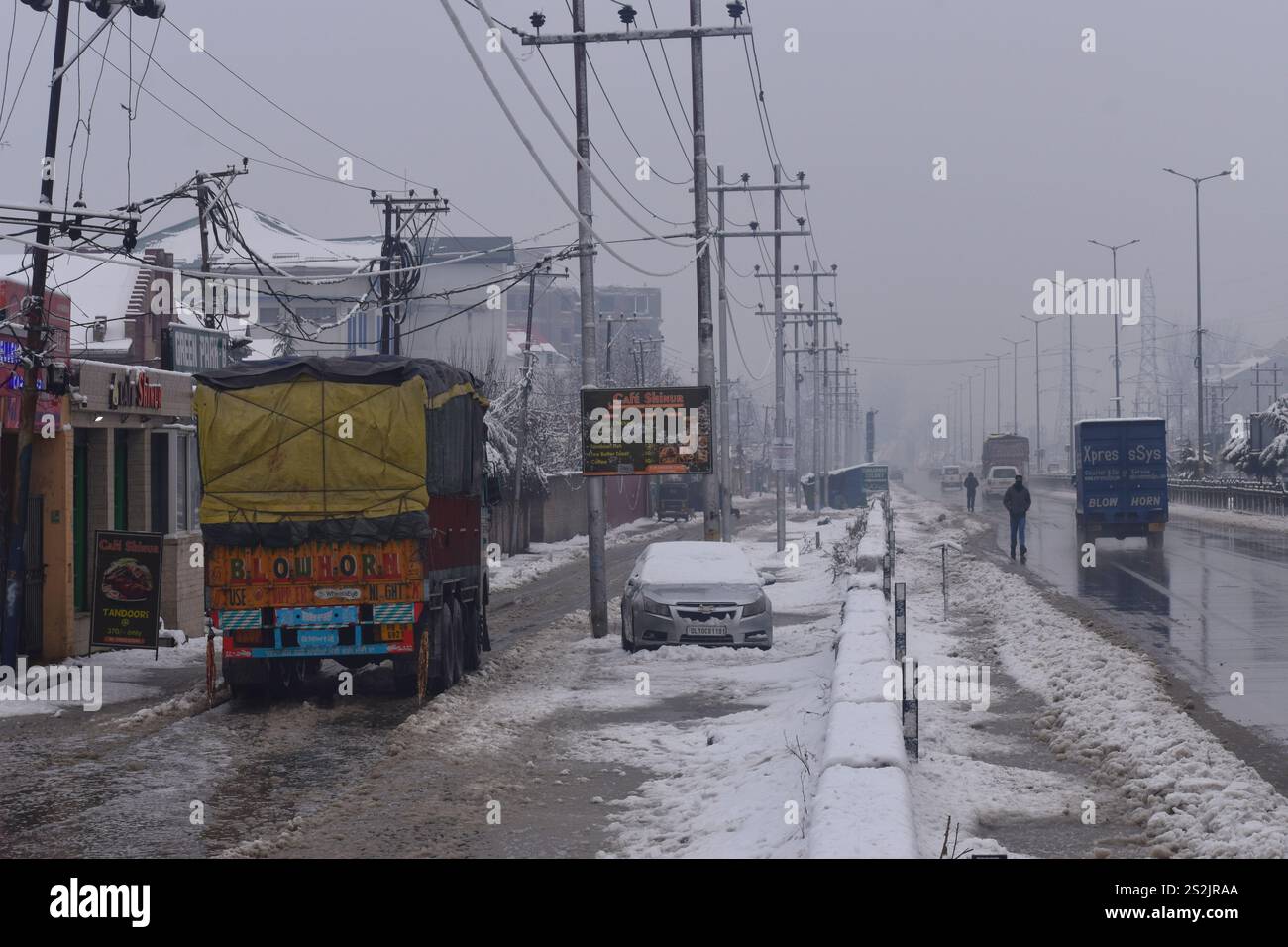 Srinagar, India. 06th Jan, 2025. Street view under snow after heavy ...