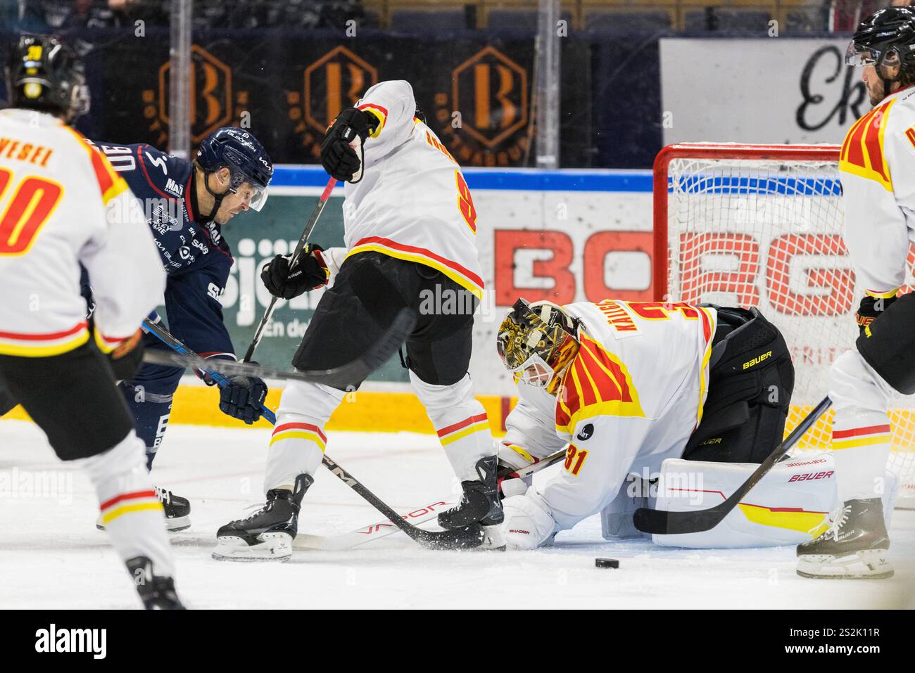 250107 Linköpings Lance Bouma och Brynäs Erik Källgren under ...