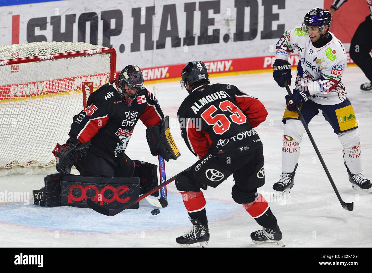 Julius Hudacek (Koeln) pariert einen Schuss auf sein Tor, rechts ...