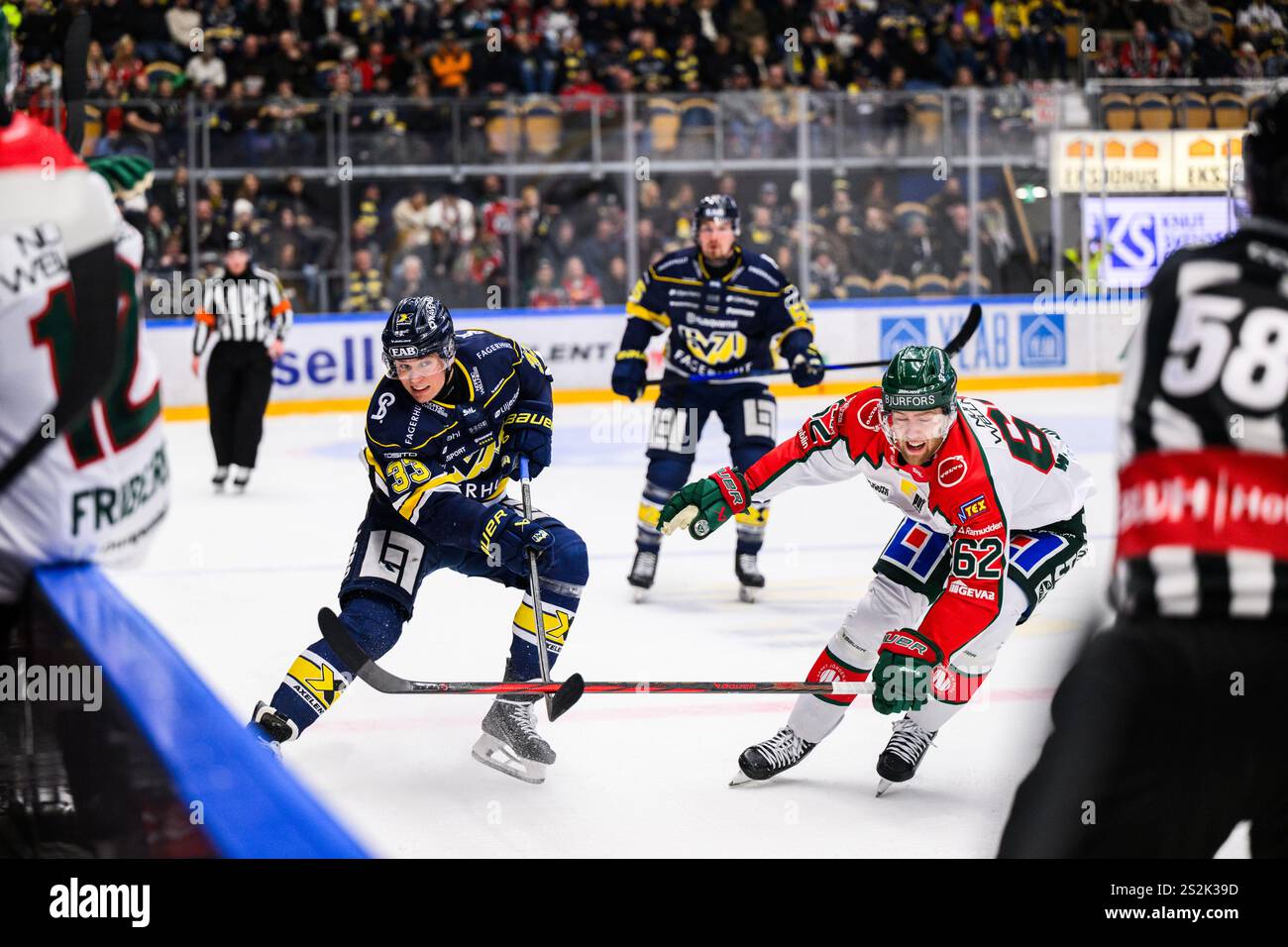250107 HV71s Måns Lindbäck och Frölundas Wiktor Nilsson under ishockeymatchen i SHL mellan HV71 ...