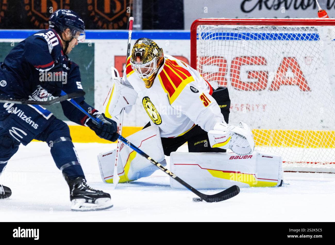 250107 Linköpings Lance Bouma och Brynäs målvakt Erik Källgren under ...