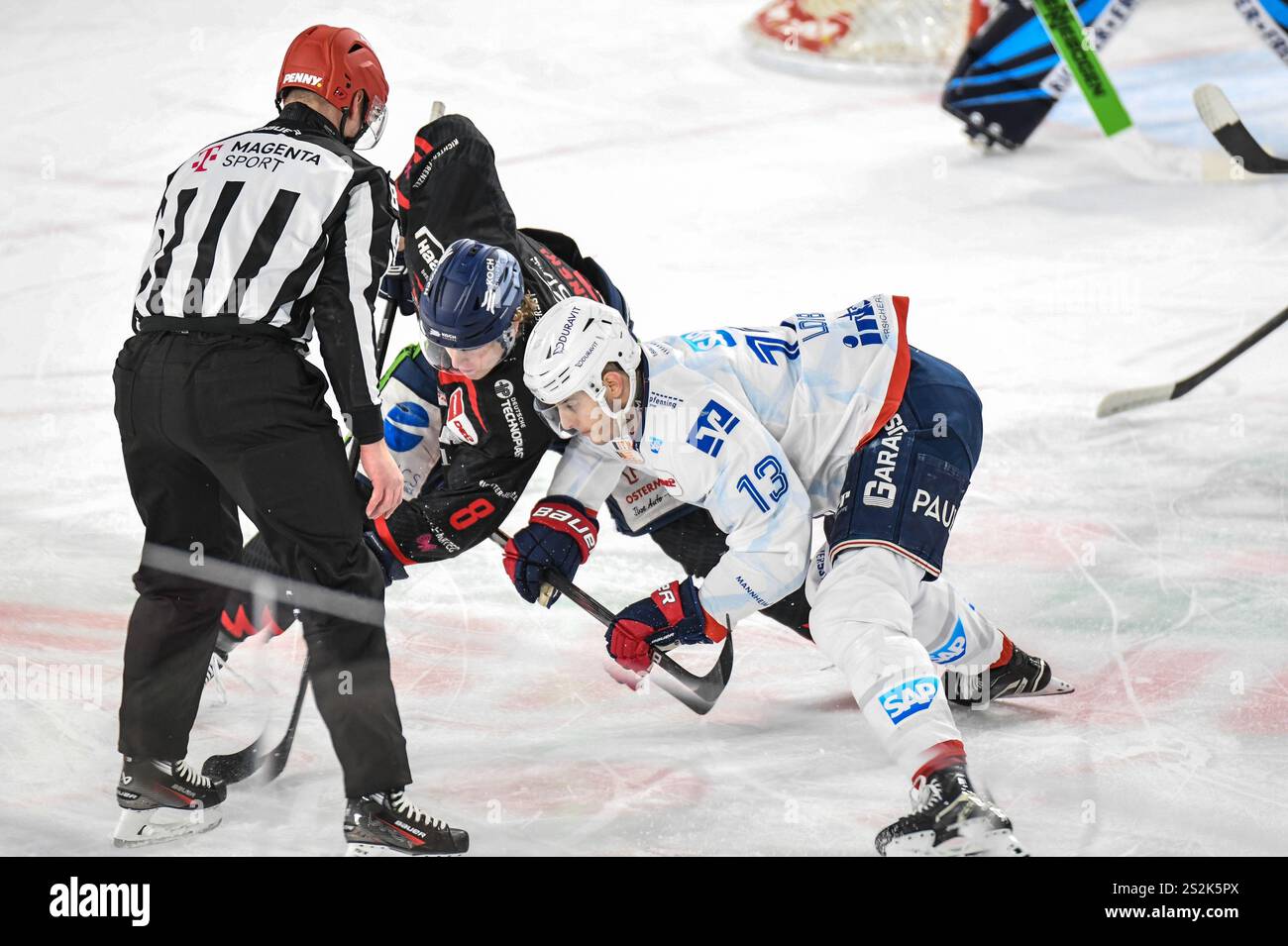 Joshua Samanski (Straubing Tigers) im Duell mit Stefan Loibl (Adler ...