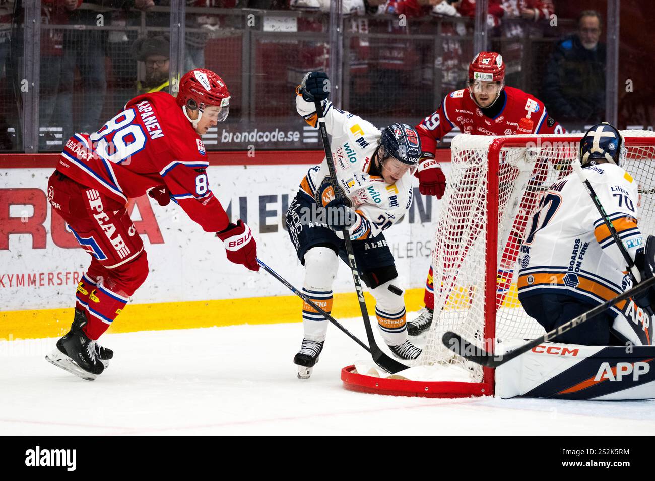 250107 Växjös Karl Henriksson och Timrås Oliver Kapanen under ...