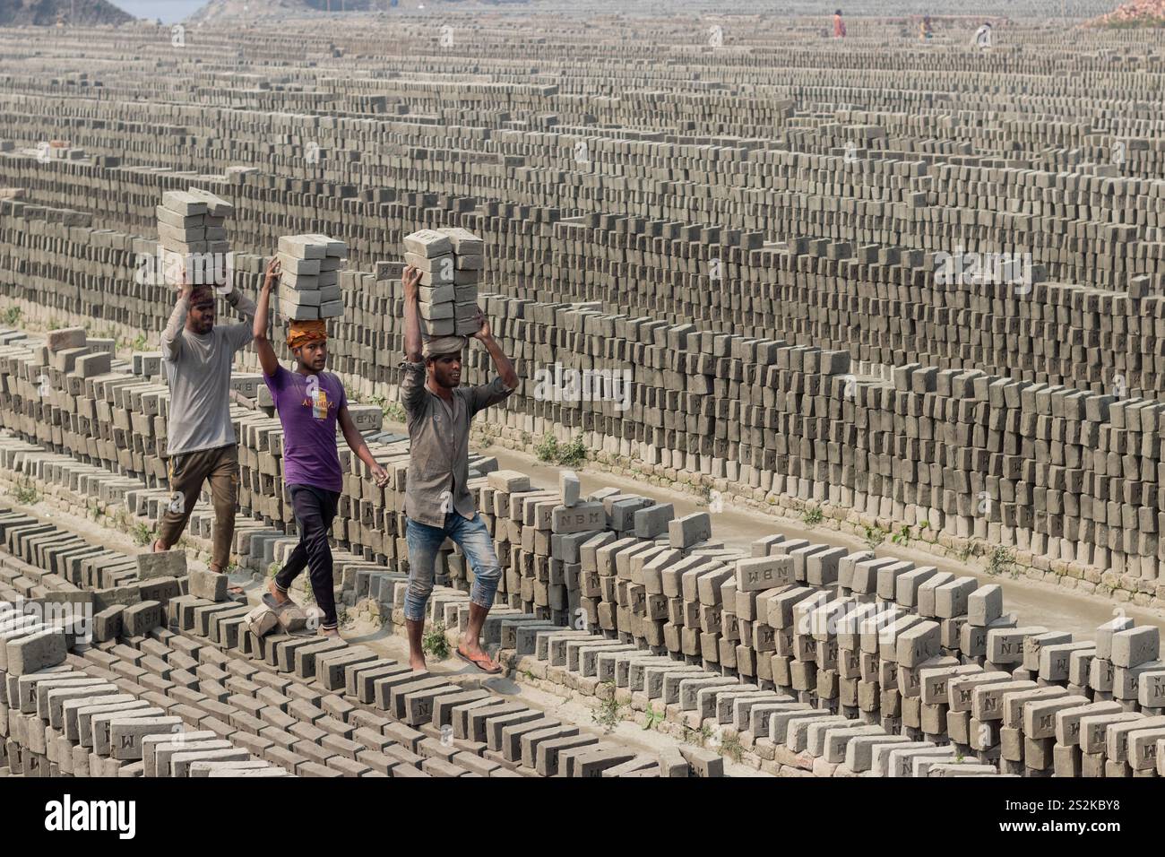 January 7, 2025, Narayanganj, Dhaka, Bangladesh: Labourers in ...