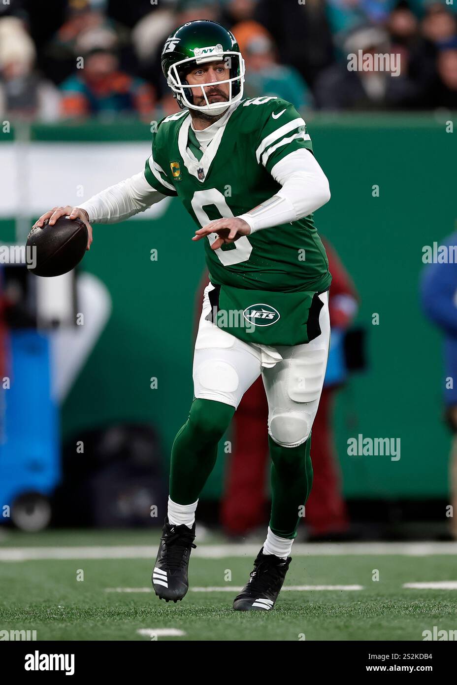 New York Jets quarterback Aaron Rodgers (8) passes the ball during an ...