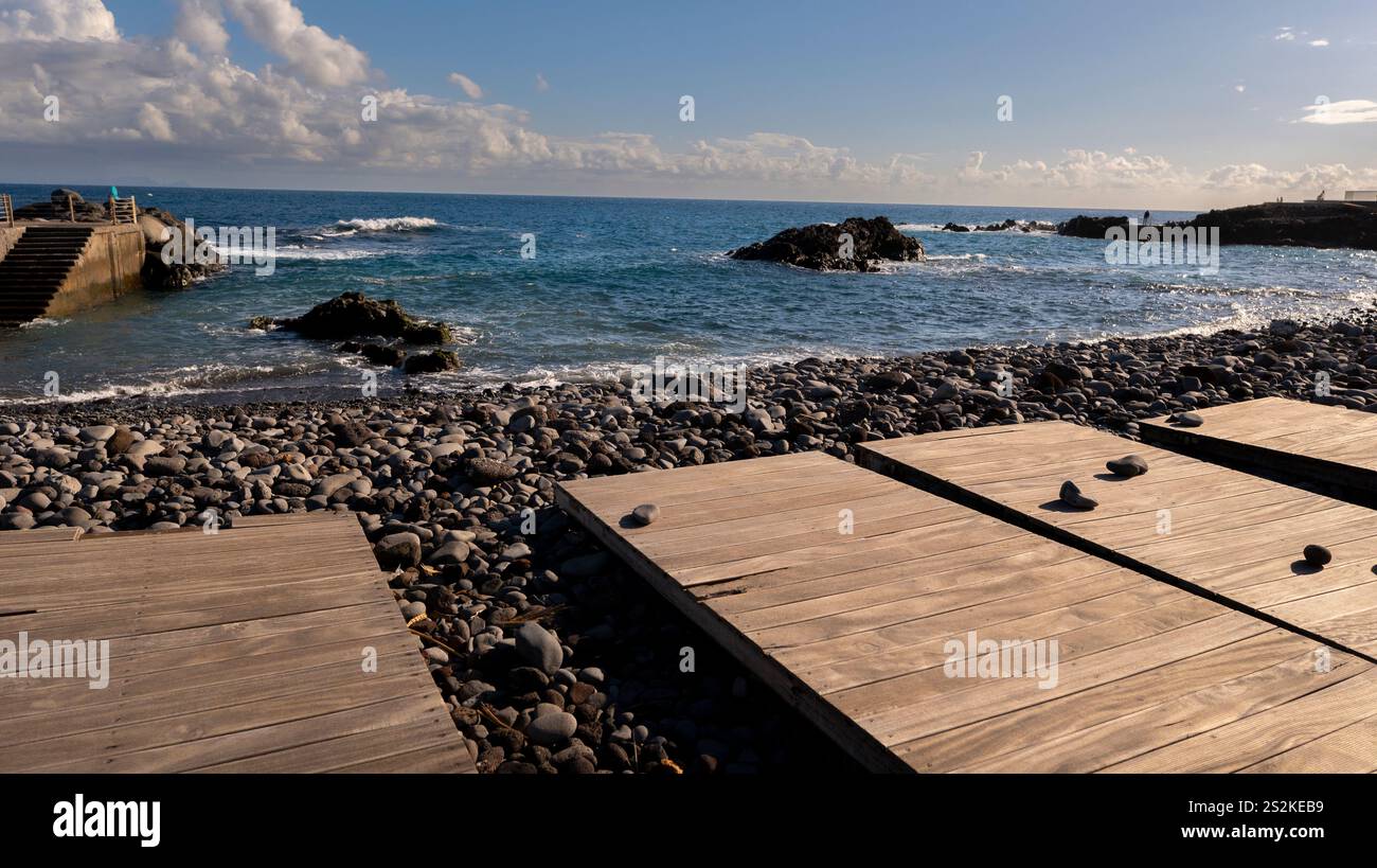 Nature scene beach rocky coastline hi-res stock photography and images ...